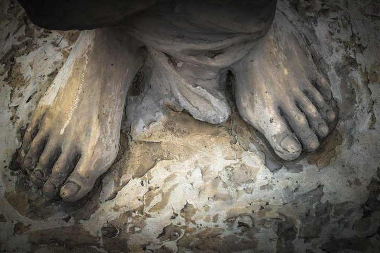 Jesus’ Teaching on Servant Leadership | What is a Servant Leader NIV Bible